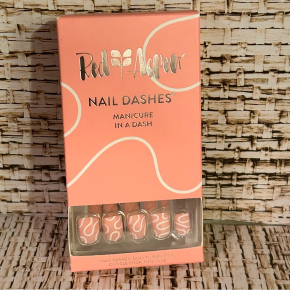 Red Aspen | Makeup | Swirl Twirl Kelly | Poshmark